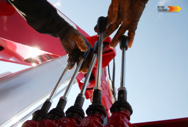 Menjadi Operator Crane di Indonesia dan Gaji Operator Crane - Petro ...